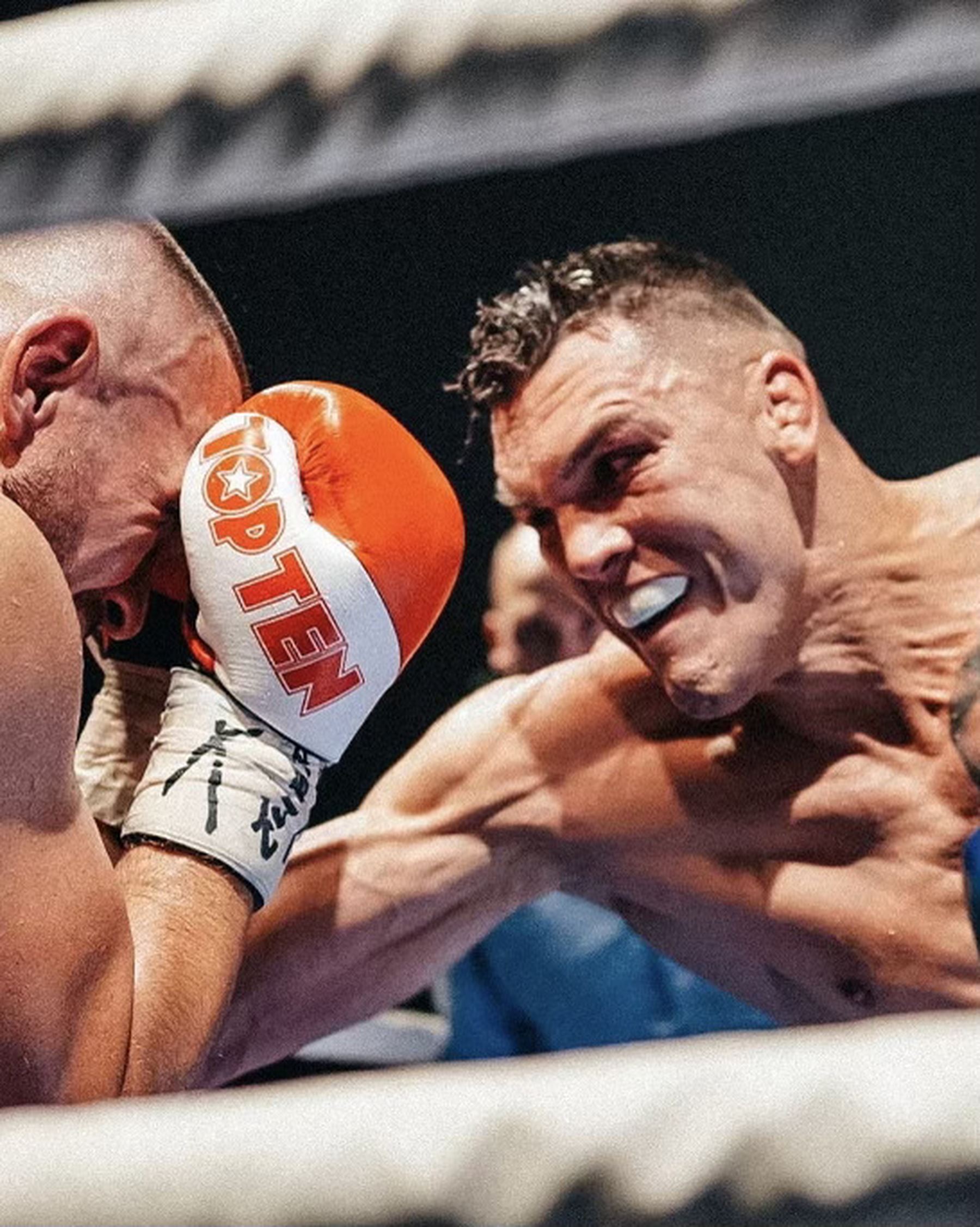 Fotogalerie ke článku: Titulová jízda mezi provazy. Jak se hodný boxer ...